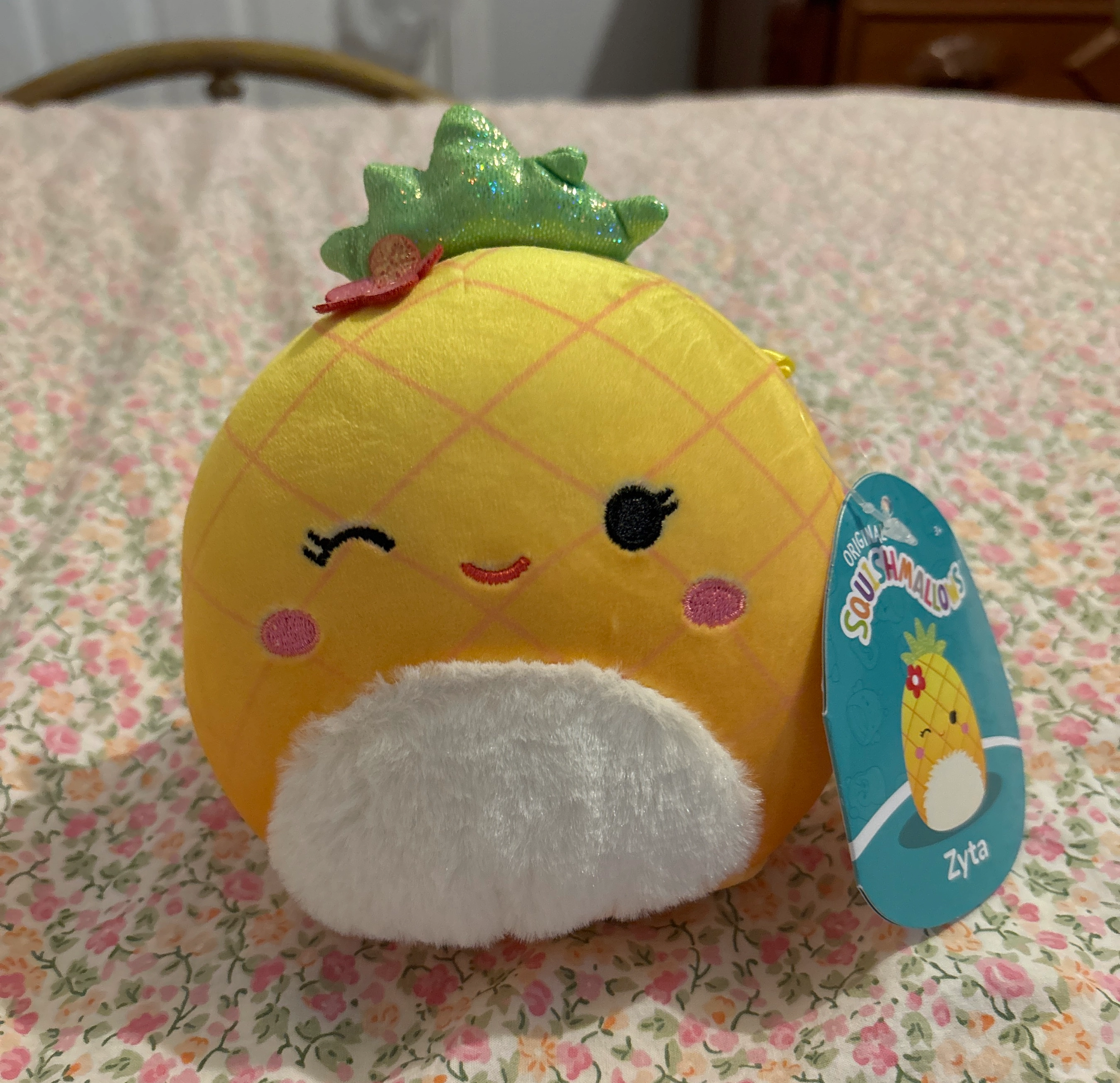 Zyta (Winking) the Pineapple Squishmallows Mystery, Scented, Tropical ...